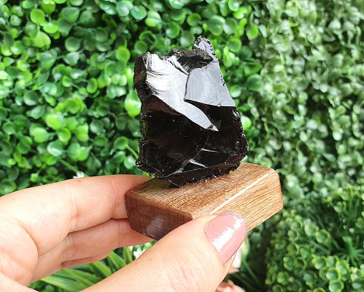 Obsidiana - Lapidados - Obsidiana na Base de Madeira 60g