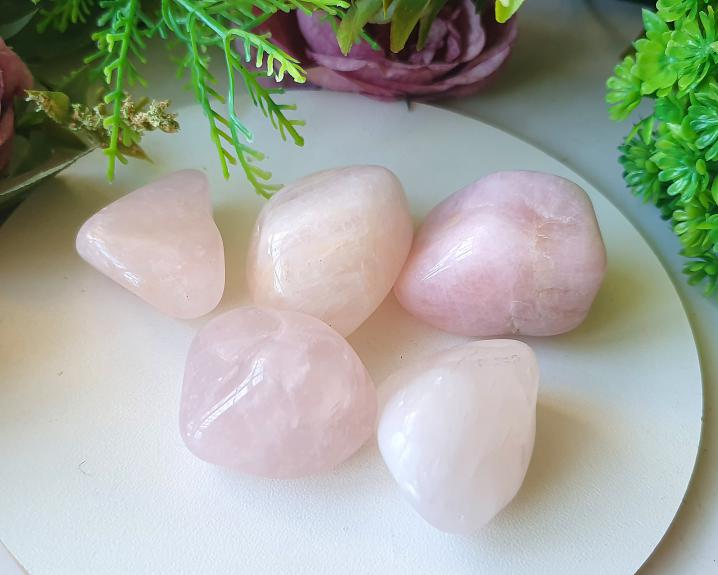 Tudo Sobre o Quartzo Rosa - Significado, Energias e Usos