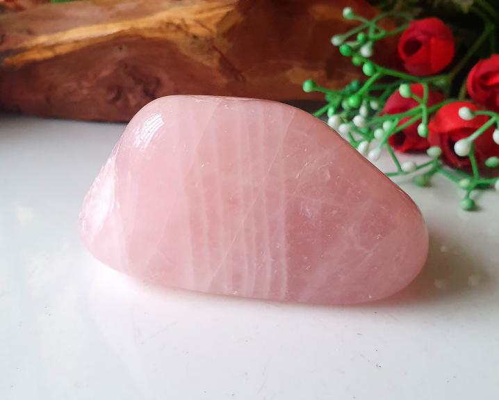 Tudo Sobre o Quartzo Rosa - Significado, Energias e Usos