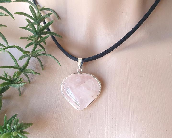 Tudo Sobre o Quartzo Rosa - Significado, Energias e Usos